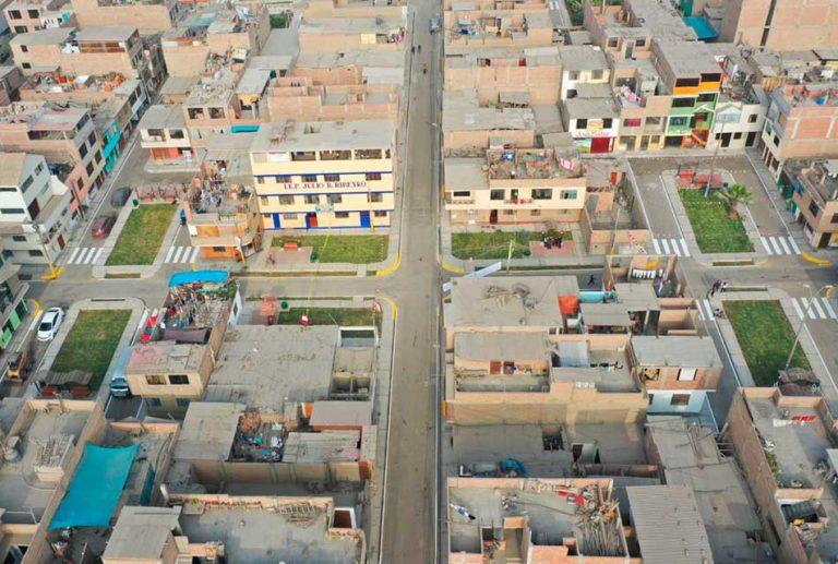 INAUGURAN OBRAS DE PISTAS, VEREDAS Y EQUIPAMIENTO URBANO EN HUAYCÁN ...